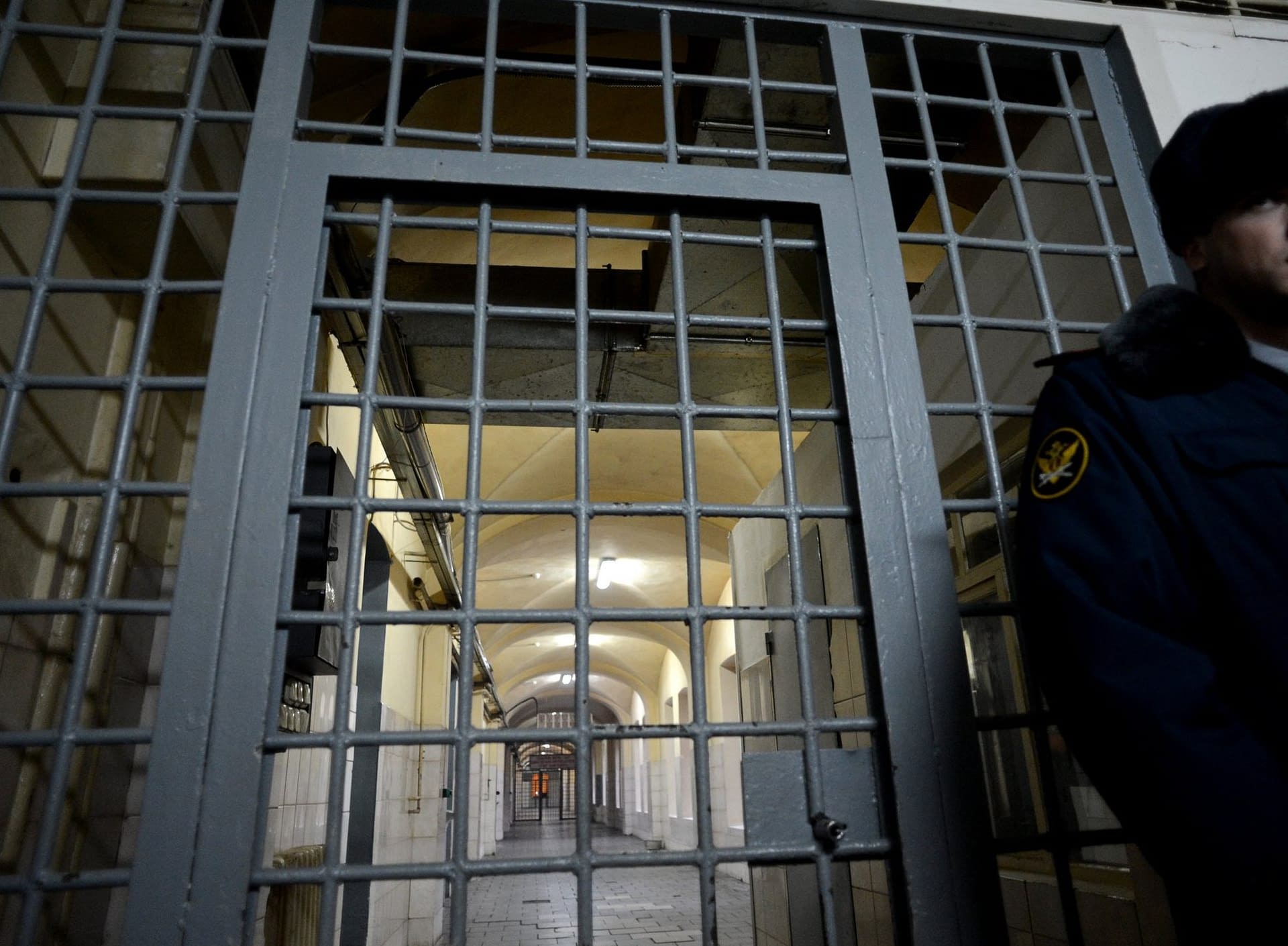 A VIP prison visit - A Cat In A Bag